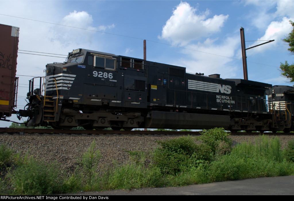 NS C40-9W 9286 trails on 14G
